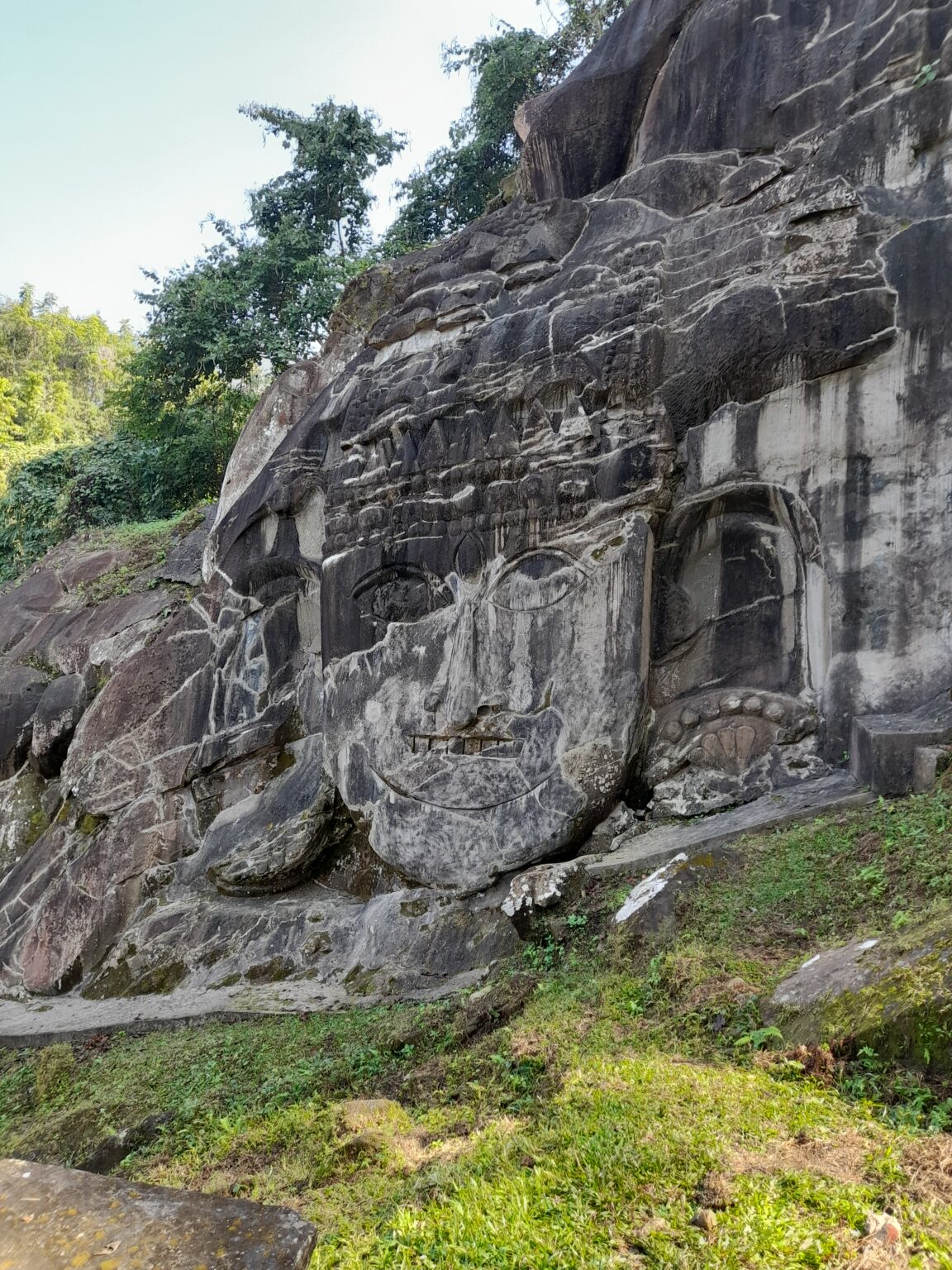 Unakoti rock carvings - Knowledgetour